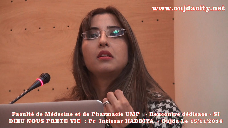 Pr Intissar HADDIYA en train de lire quelques paragraphes du roman : SI ...